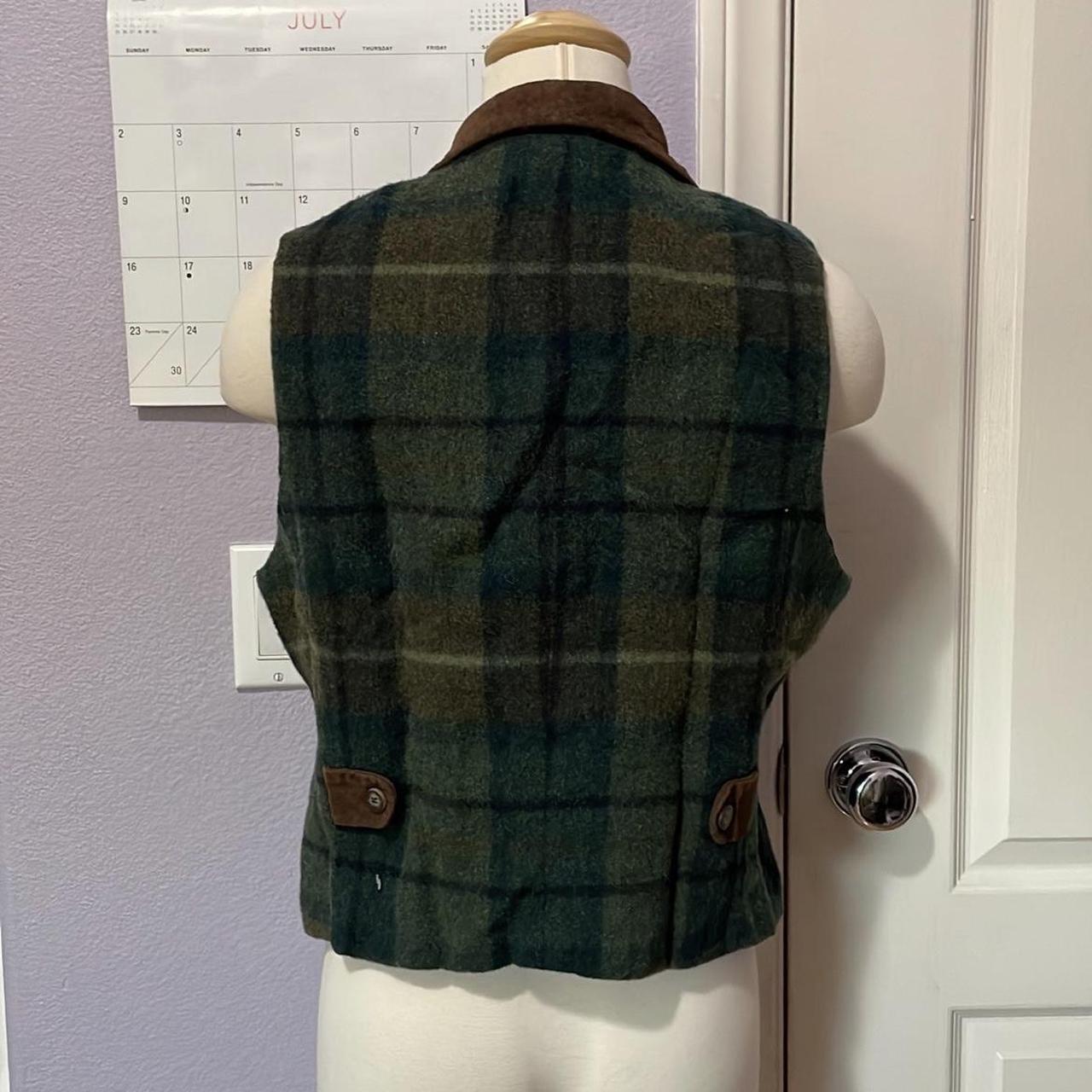 Green vest Good condition no flaws Includes lining - Depop