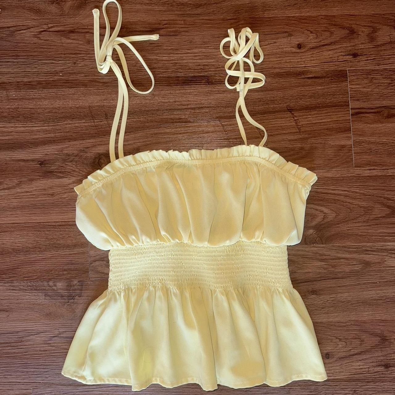 super cute yellow top perfect for the summer - Depop
