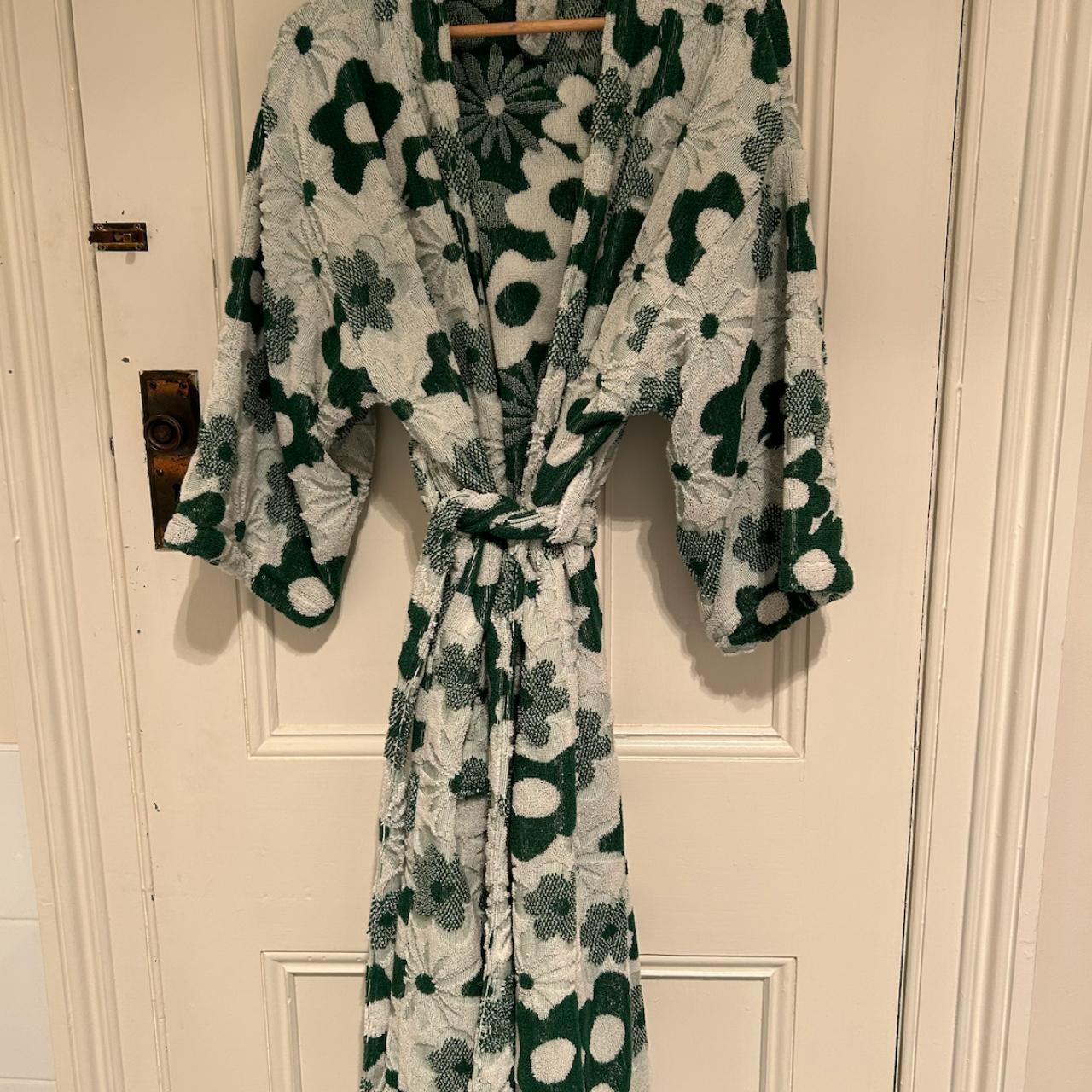 KIP & CO green floral towelling robe o/s never... - Depop