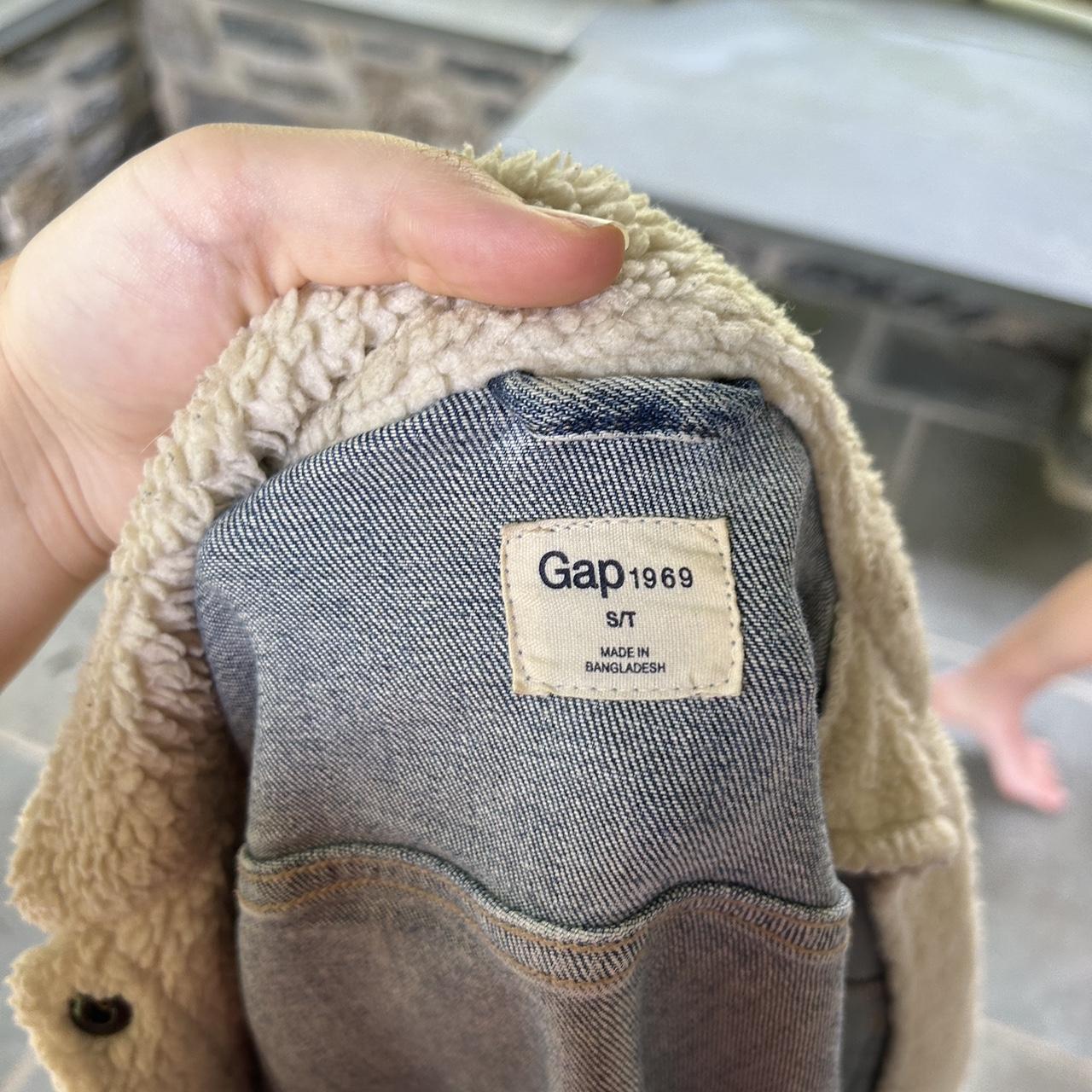 Gap fur-lined denim jacket — Size S (model is 6’3”... - Depop