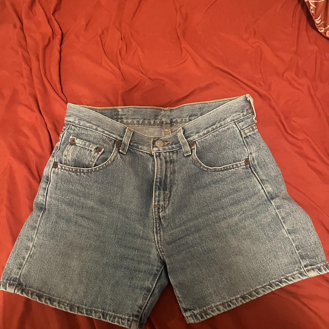 Size 6 Levi shorts - Depop