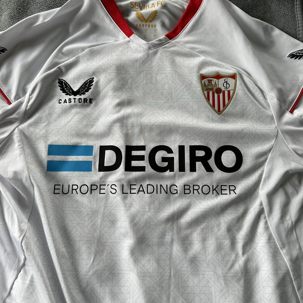 Castore Men's White T-shirt | Depop