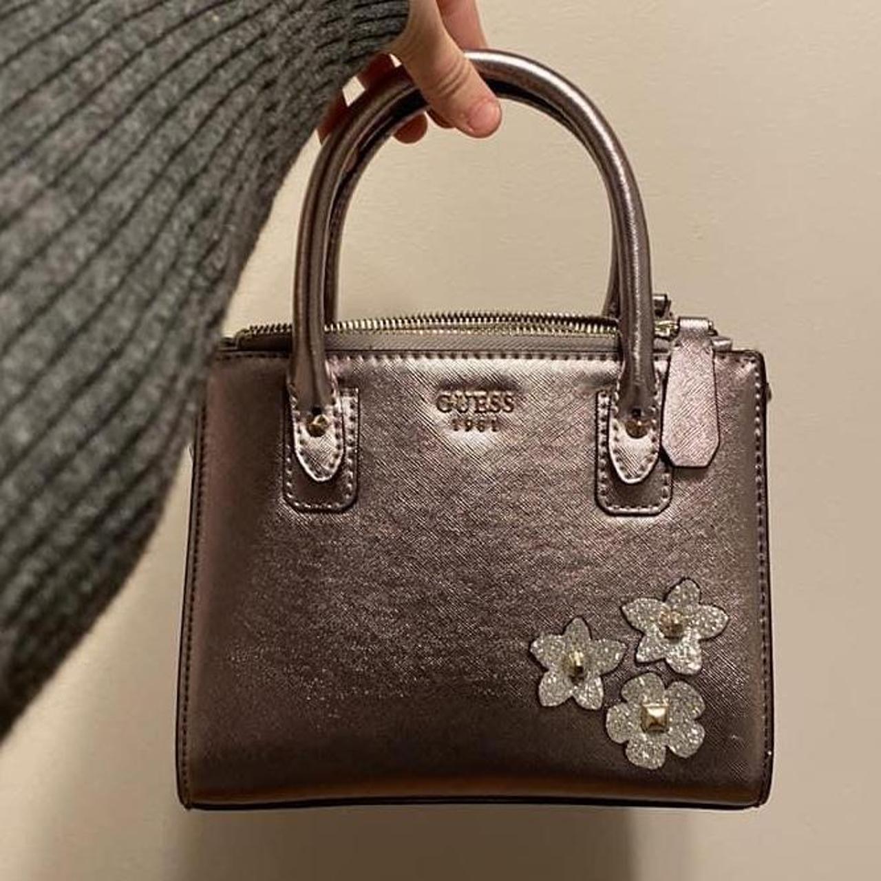 Super cute guess purse Used maybe 3 times *Does... - Depop