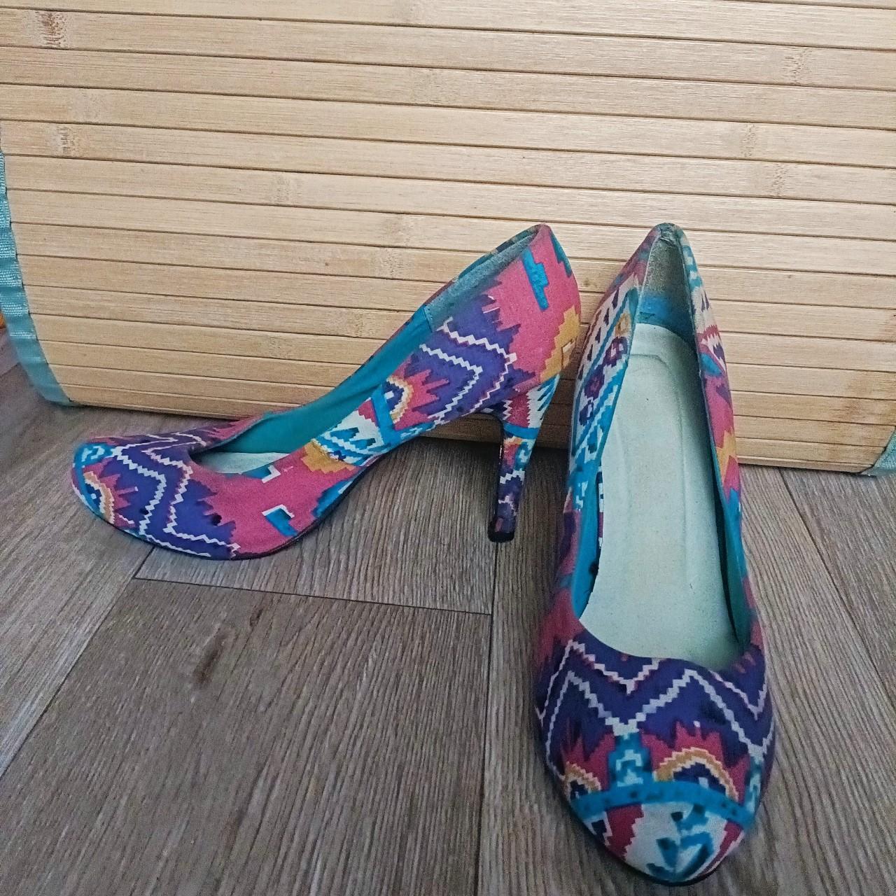 Paire d escarpin à talon aux couleurs estivales... - Depop