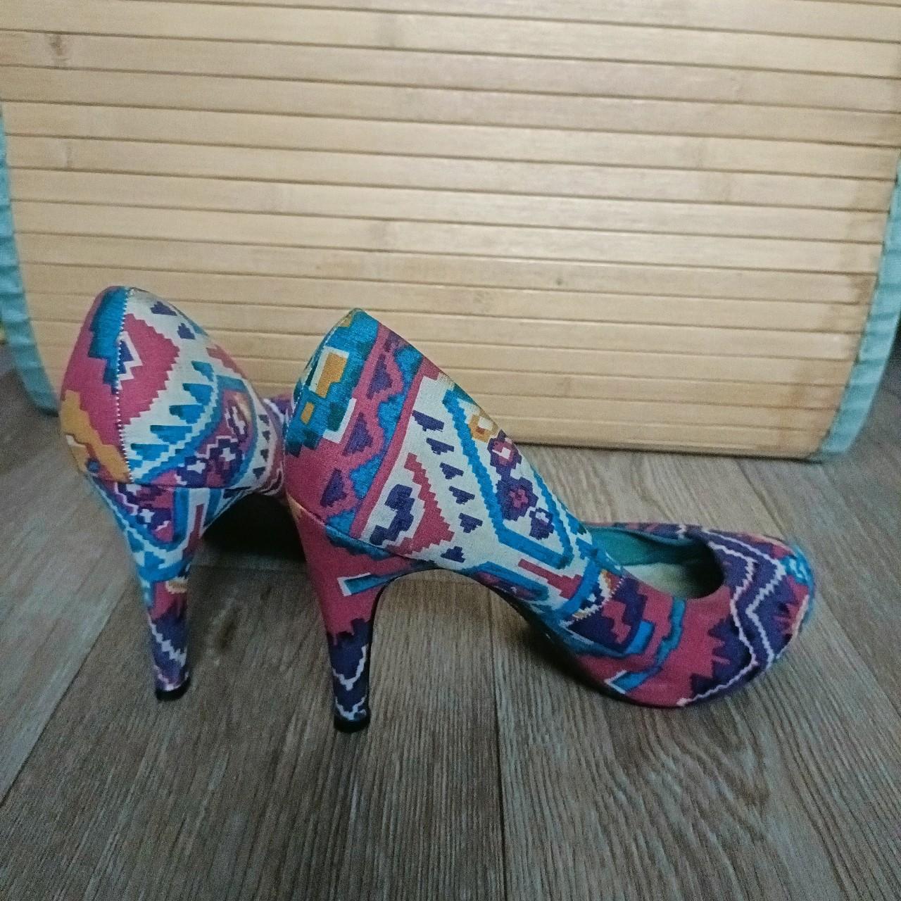 Paire d escarpin à talon aux couleurs estivales... - Depop