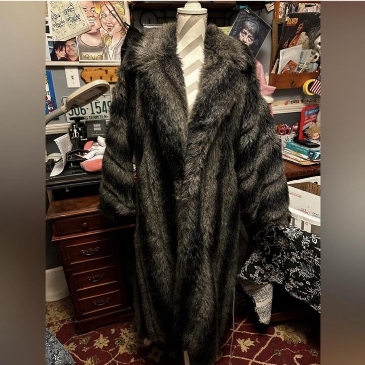 Vintage Avec Tu fur coat with a beautiful black... - Depop