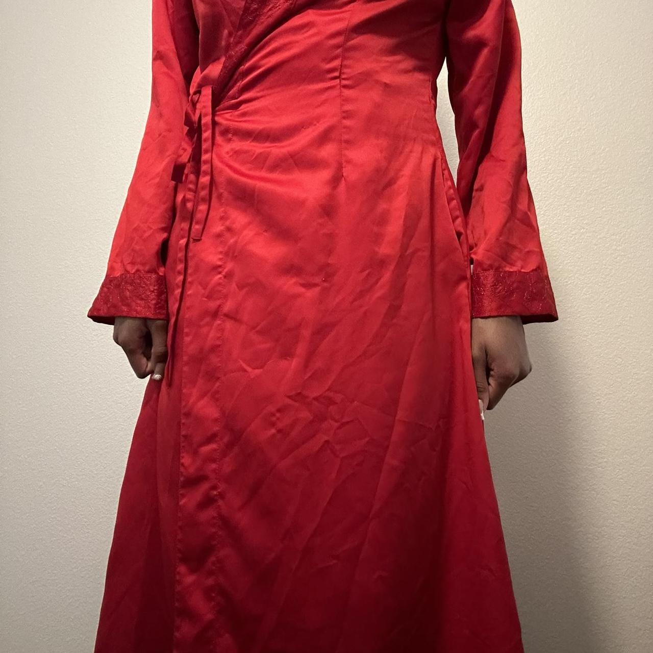 𝓖𝓸𝓻𝓰𝓮𝓸𝓾𝓼 𝓡𝓮𝓭 𝓢𝓲𝓵𝓴 𝓡𝓸𝓫𝓮💋🍒 Embroidered red robe. In... - Depop