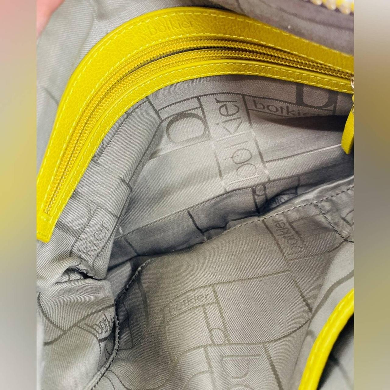 Distressed leather -gold hardware -two front... - Depop