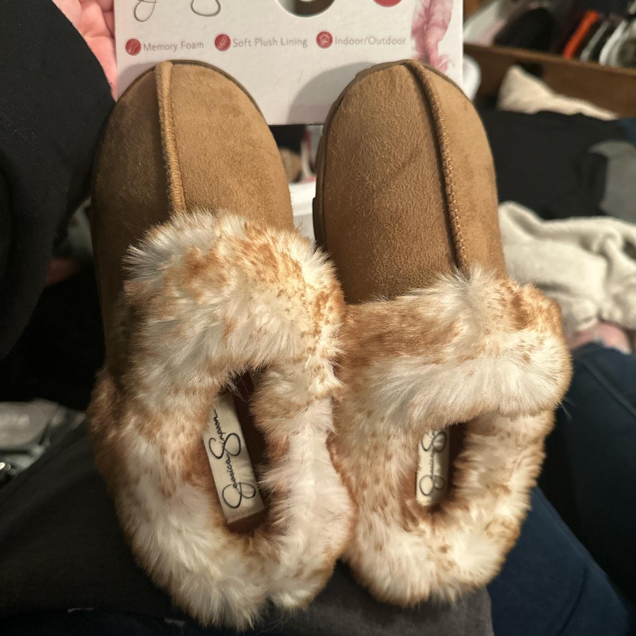 Jessica Simpson Women's Tan and White Slippers | Depop