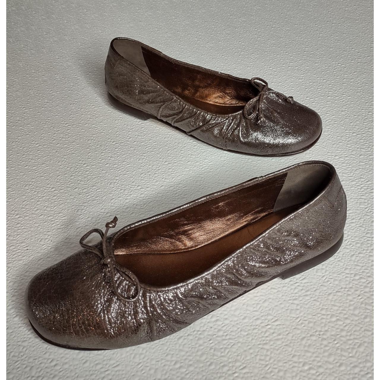 Gorgeous Taryn Rose Metallic Leather Ballet... - Depop