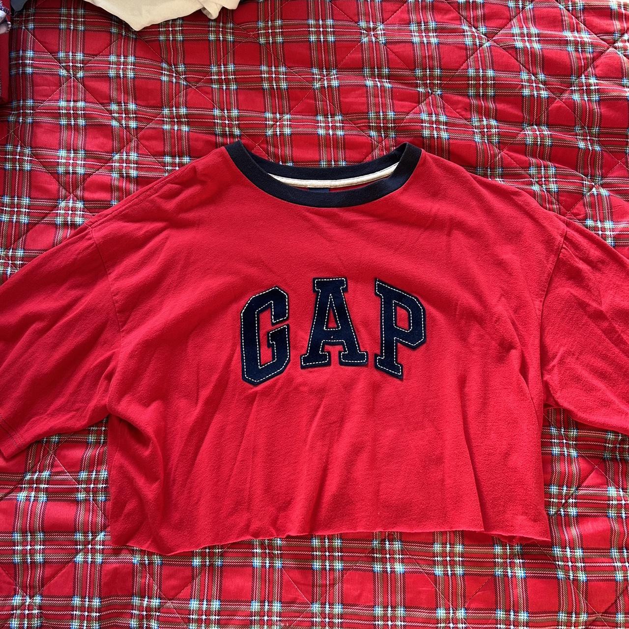 red cropped gap t shirt no flaws- the cropping was a... - Depop