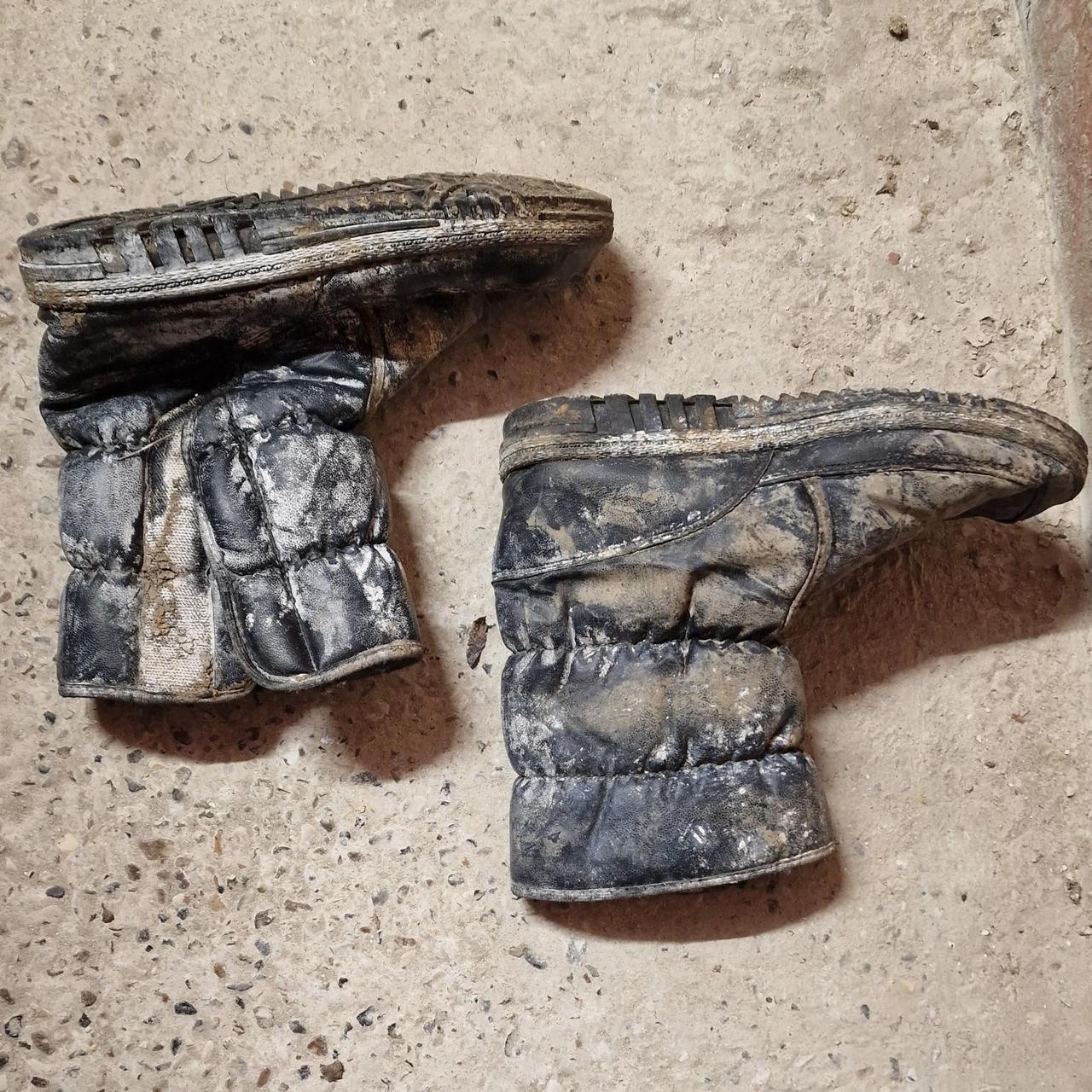 Properly trashed muddy boots. Velcro side fastening - Depop