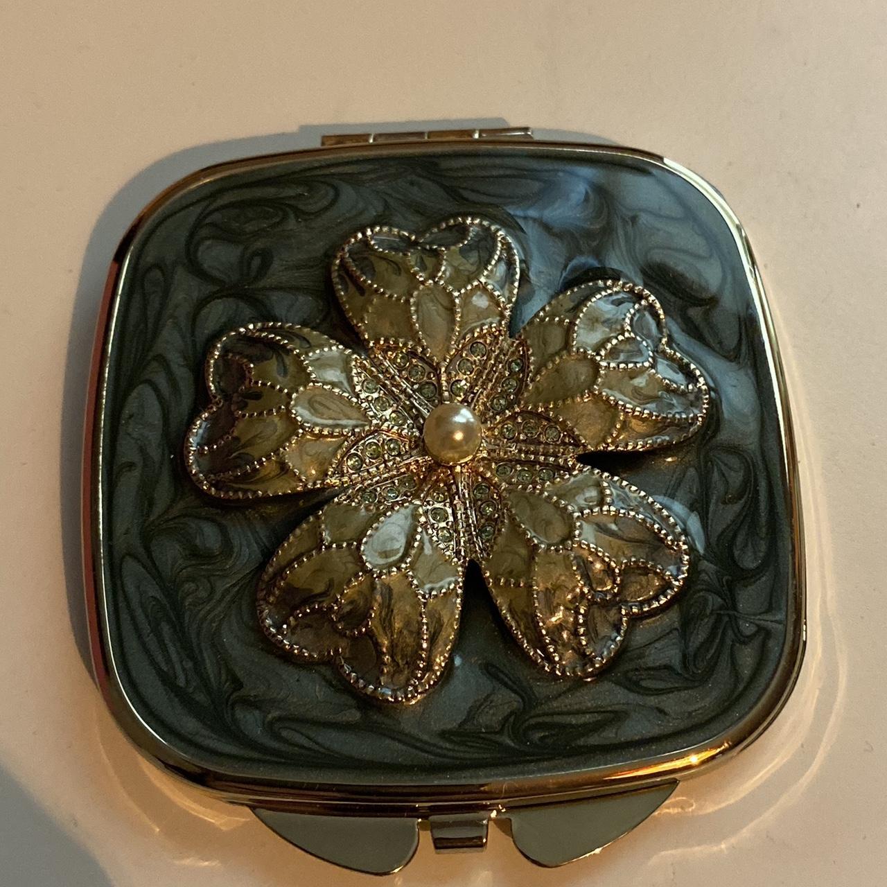 Beautiful compact mirror, I’m very good condition.... - Depop