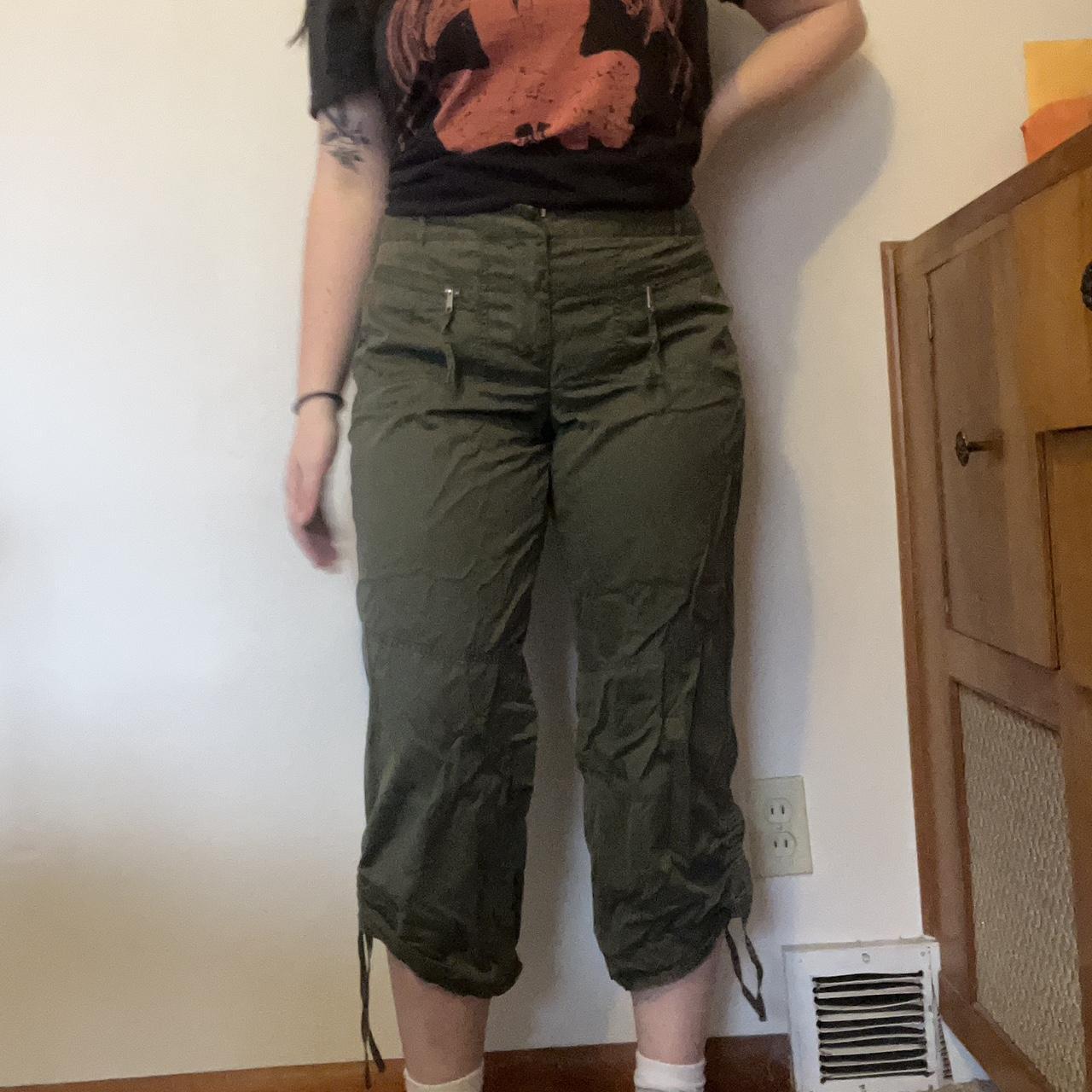 Army green cargo capris Size 12 Low/Mid rise... - Depop