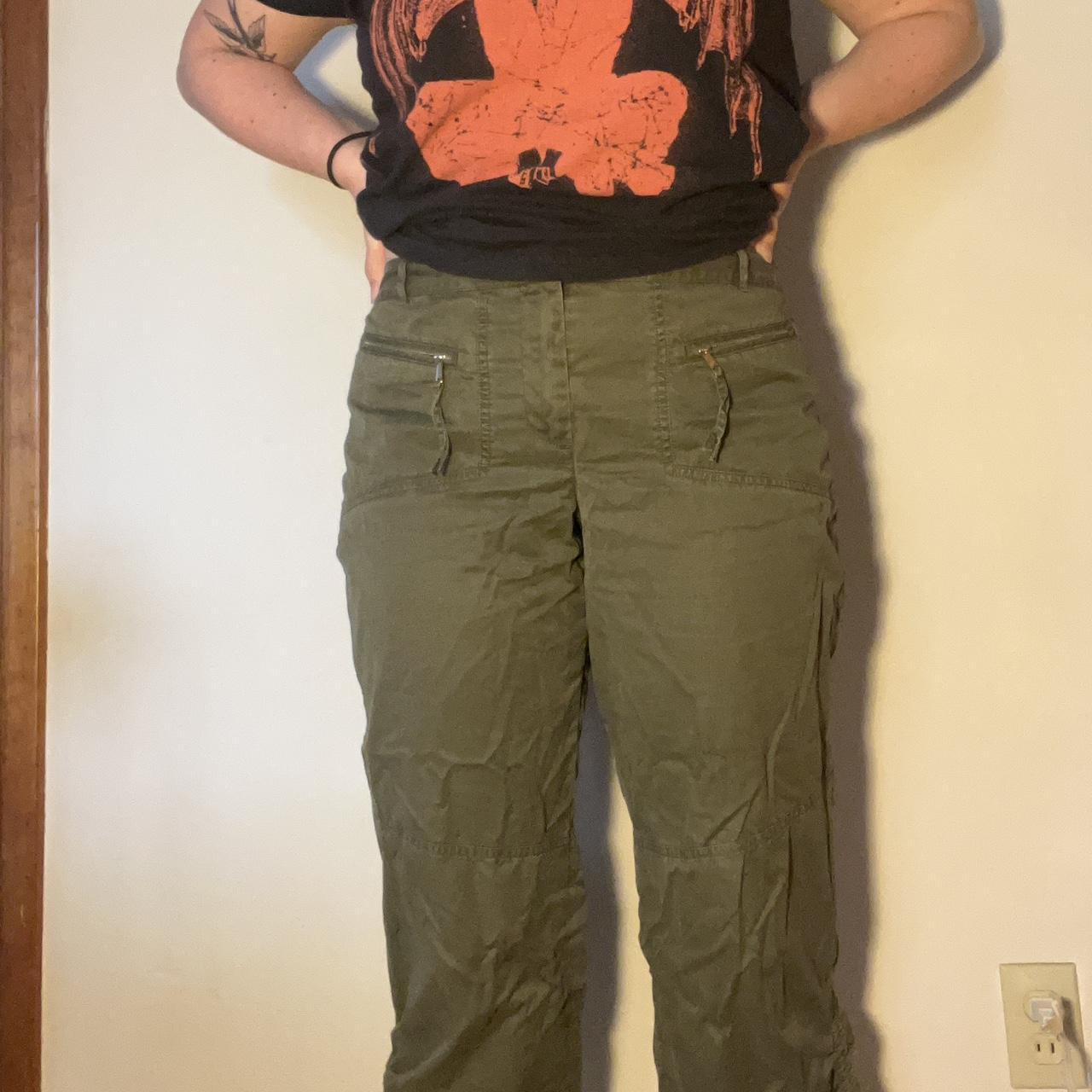Army green cargo capris Size 12 Low/Mid rise... - Depop