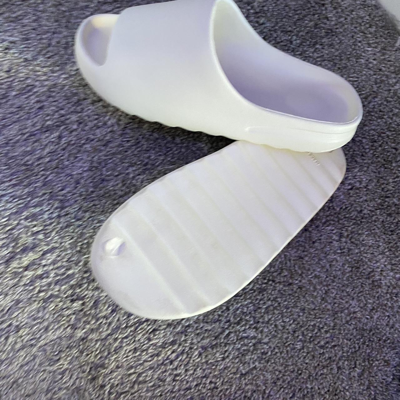 Yeezys slides - Depop
