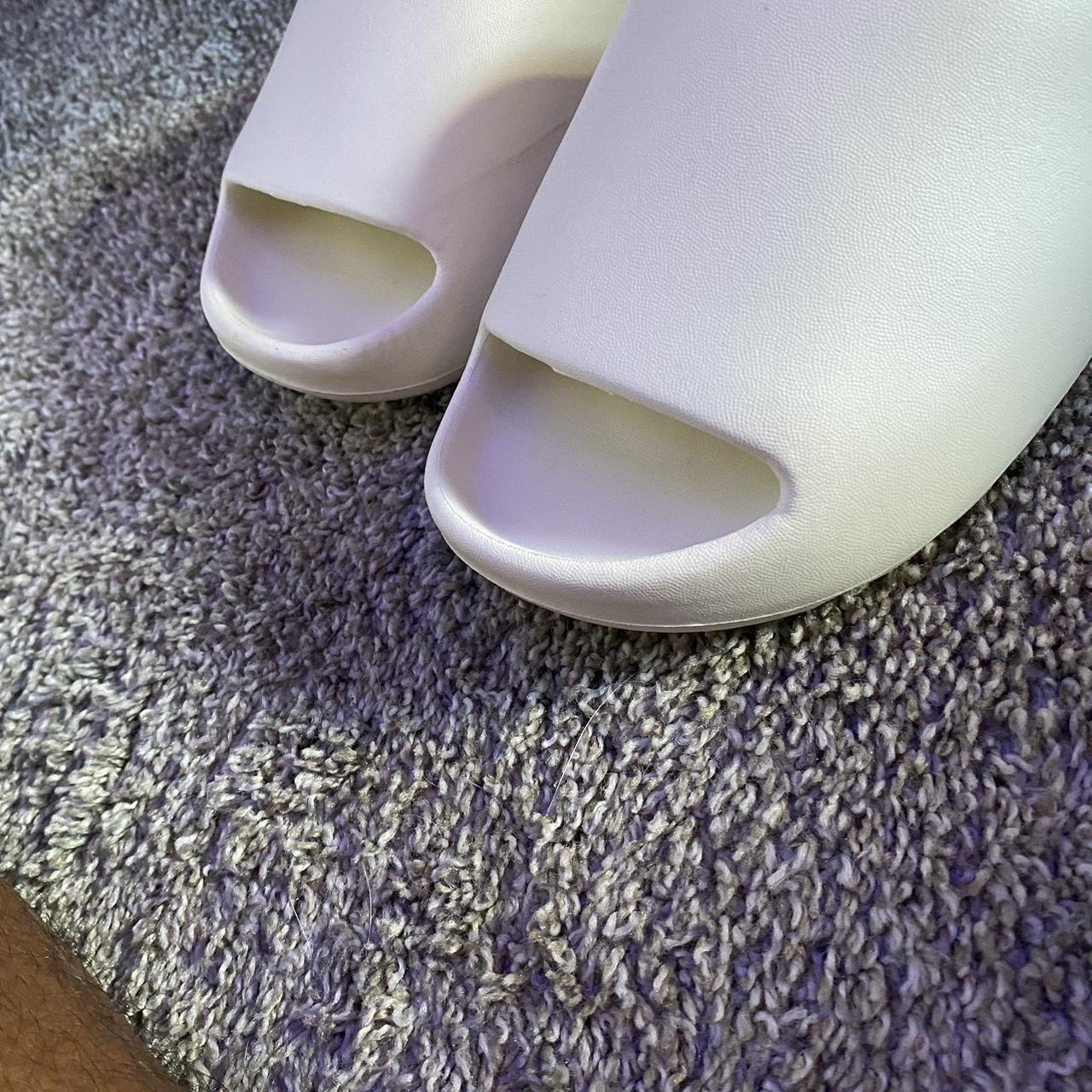 Yeezys slides - Depop