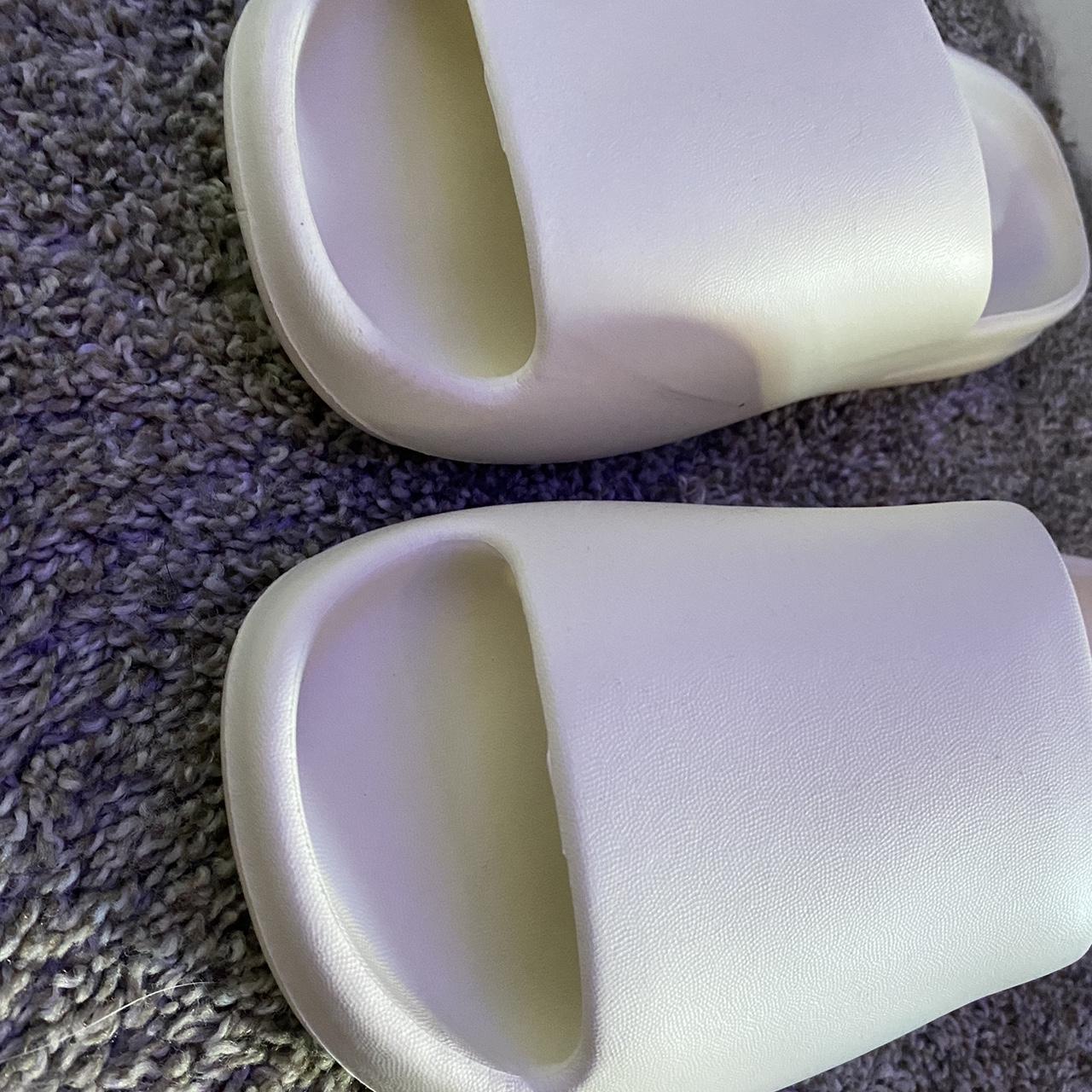 Yeezys slides - Depop