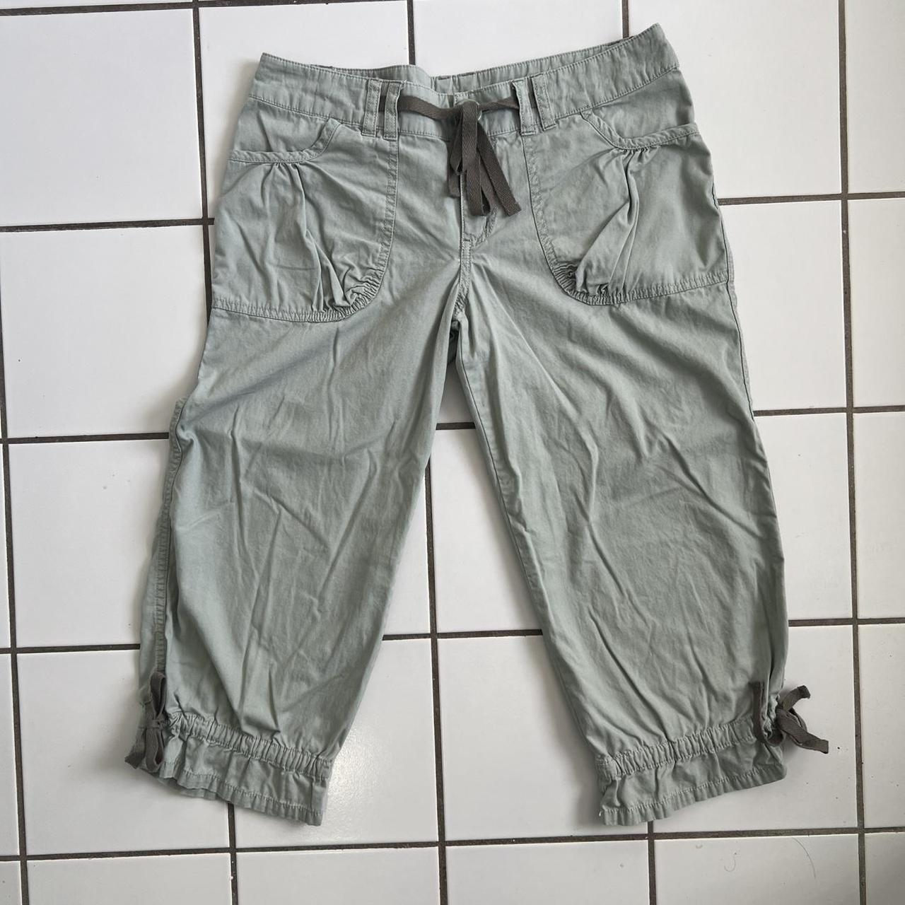 2000s Universe capri pants ~ back pockets are... | Depop