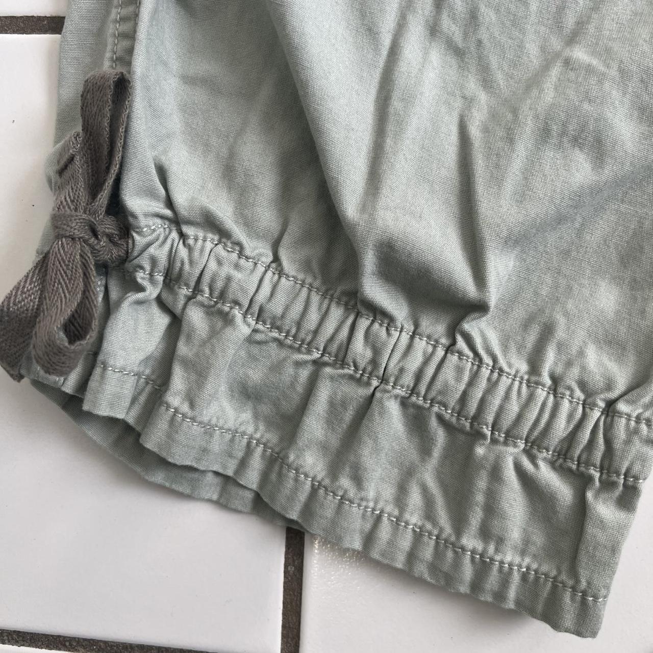 2000s Universe capri pants ~ back pockets are... | Depop