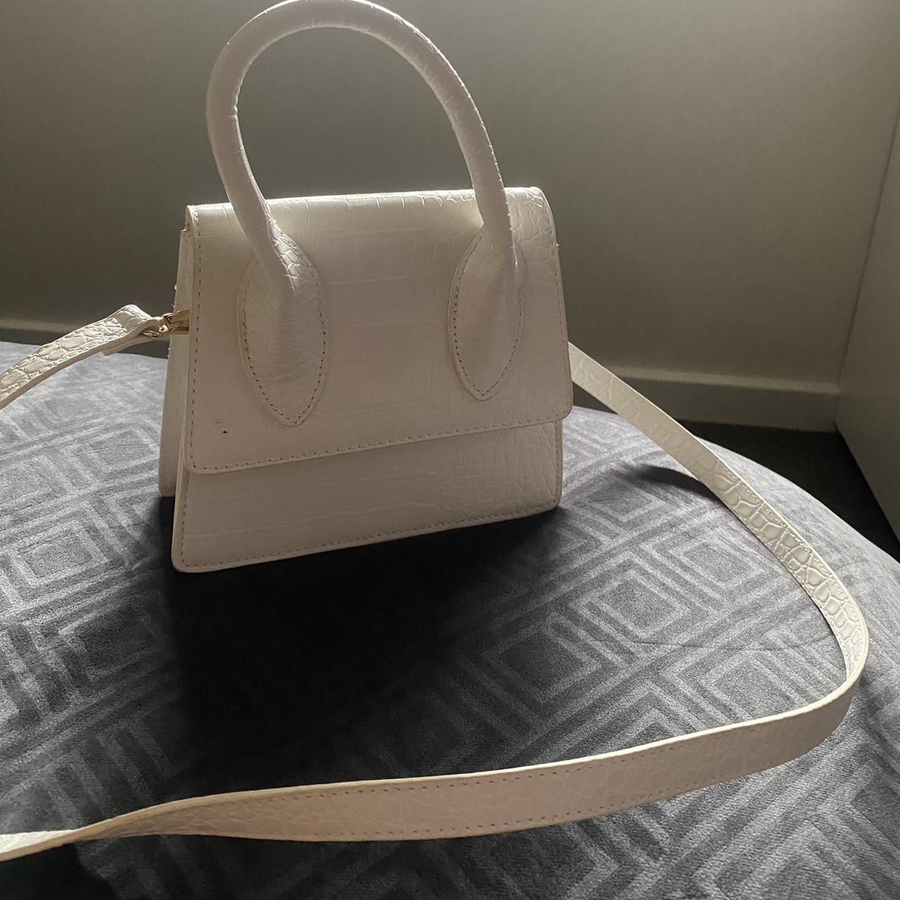 GLASSONS White Cross Boday Bag Barely worn Selling... - Depop