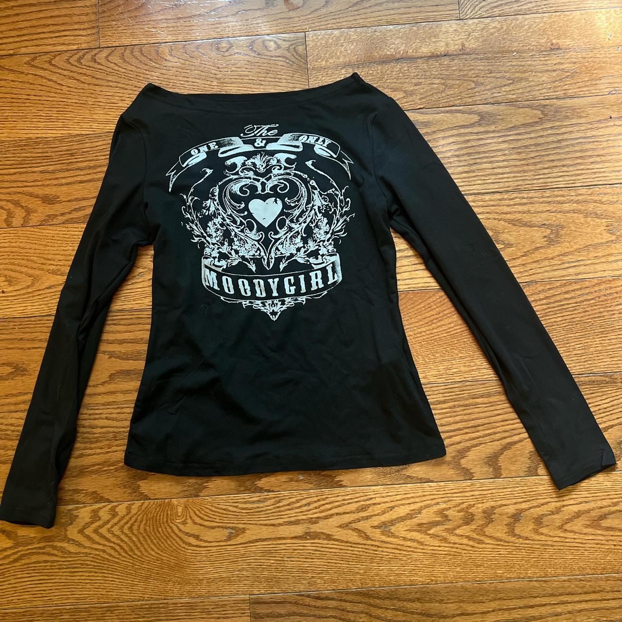 off shoulder graphic long sleeve moddy girl top - Depop