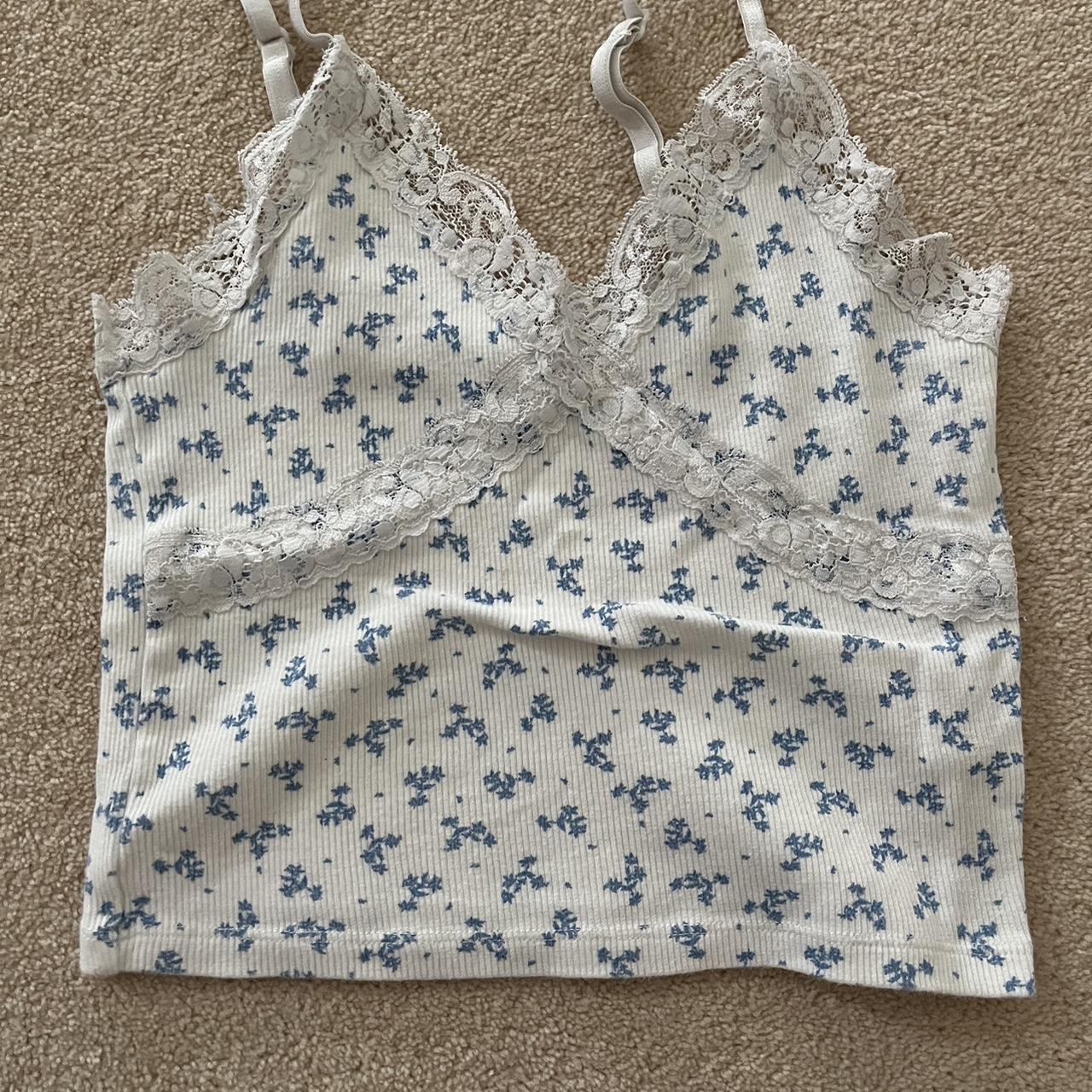 subdued laced white and blue flowery top super cute... - Depop