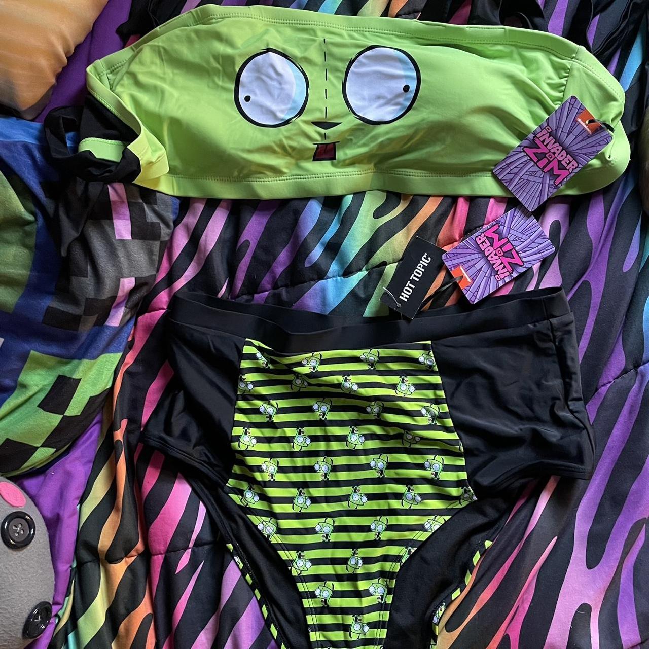 Hot Topic Women's Black and Green Bikinis-and-tankini-sets | Depop