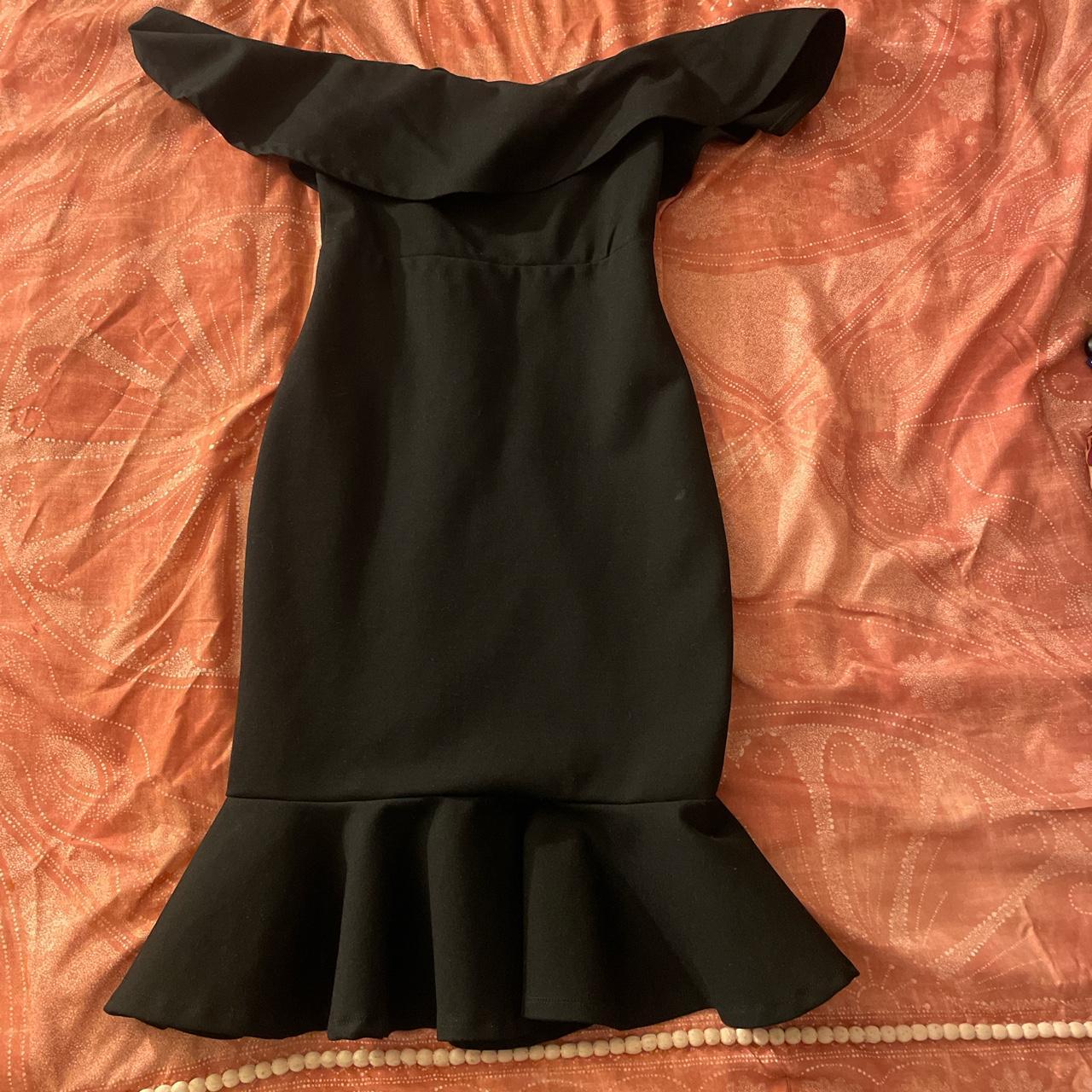 Form fitted off the shoulder ruffle dress - Depop