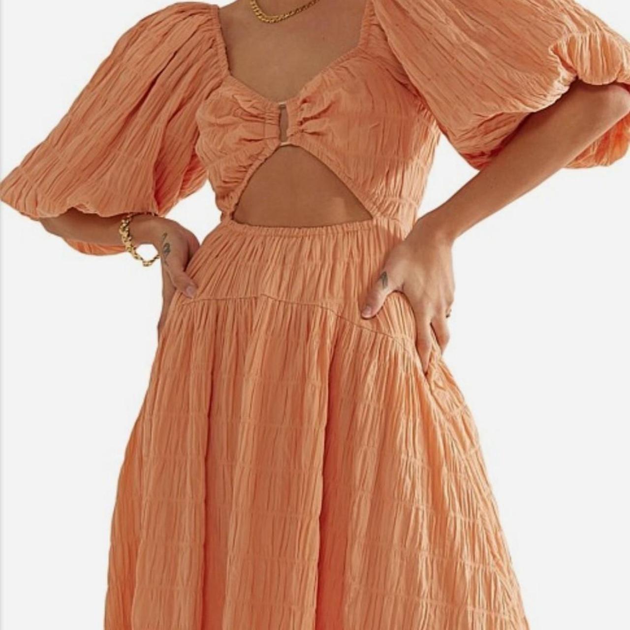 SOVERE Mercy Reversible Midi Dress in Apricot. Size... - Depop