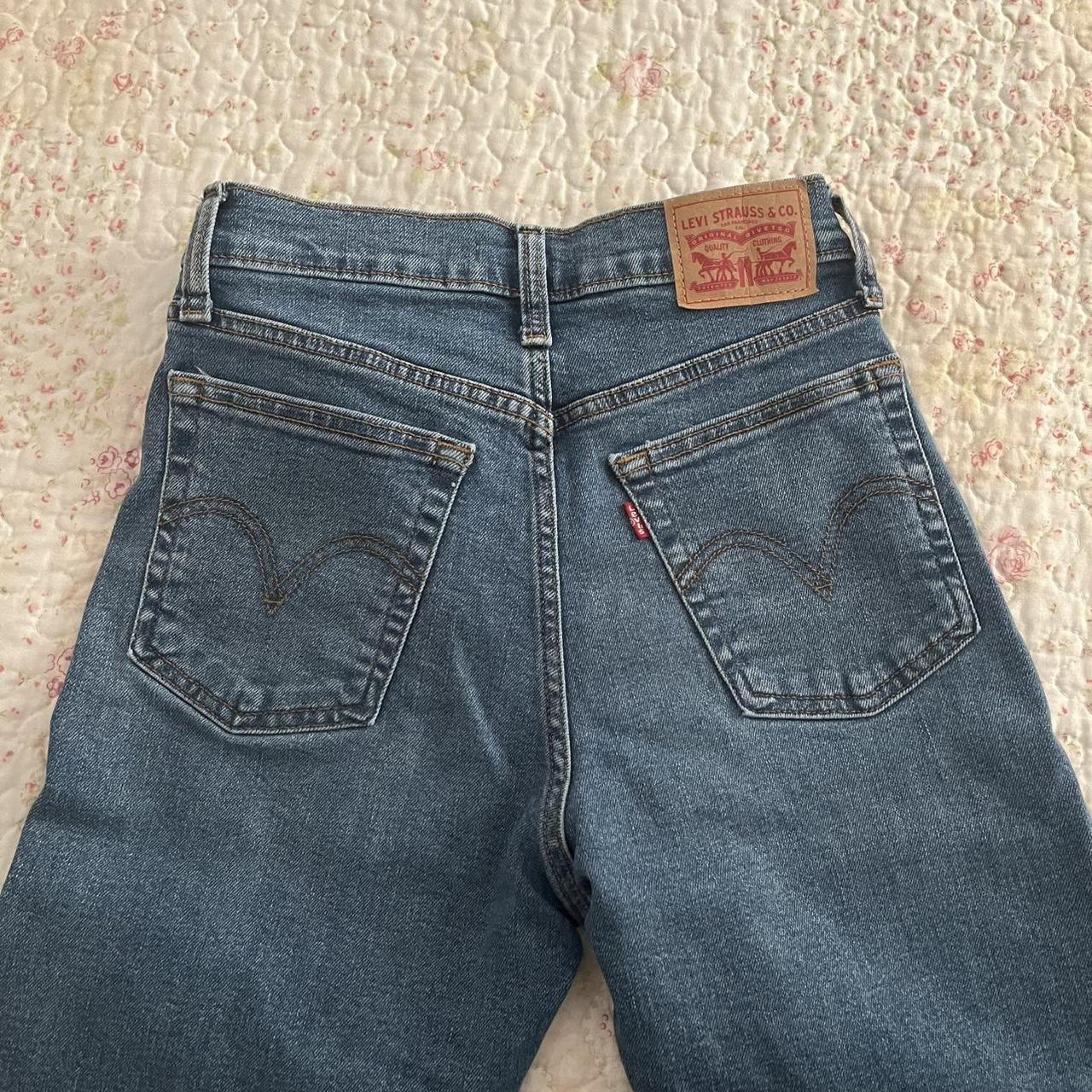 Women’s Levi’s straight leg jeans Size 27 - Depop
