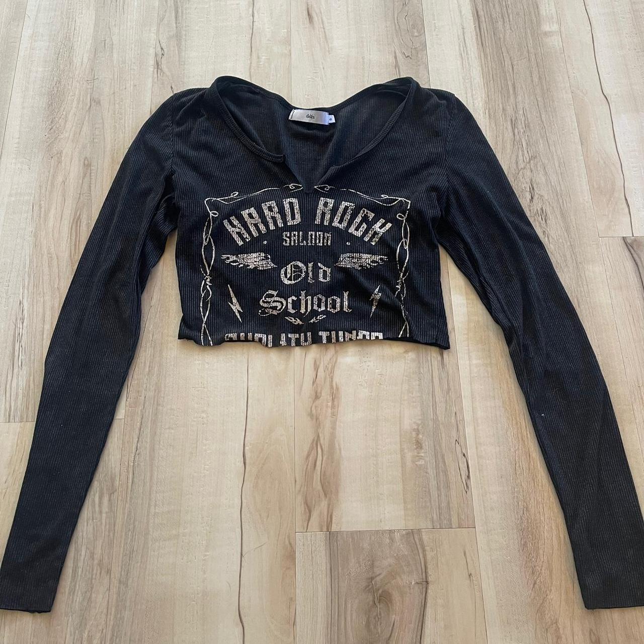 Super cute cropped grunge/rock long sleeve! - Depop