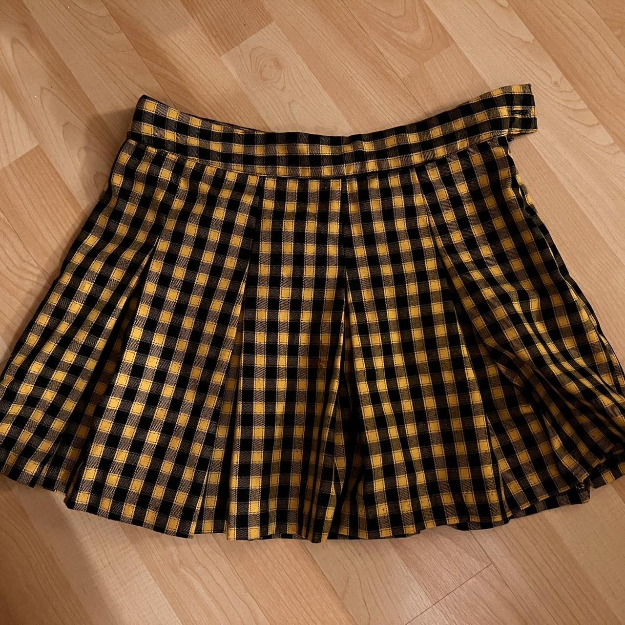 Checked pleated mini skirt yellow So great for... - Depop