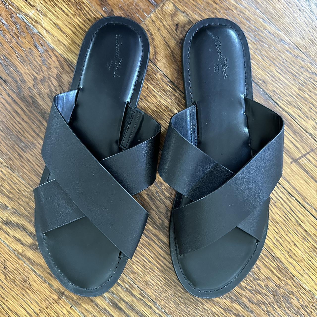 Universal Thread Women's Black Sandals | Depop