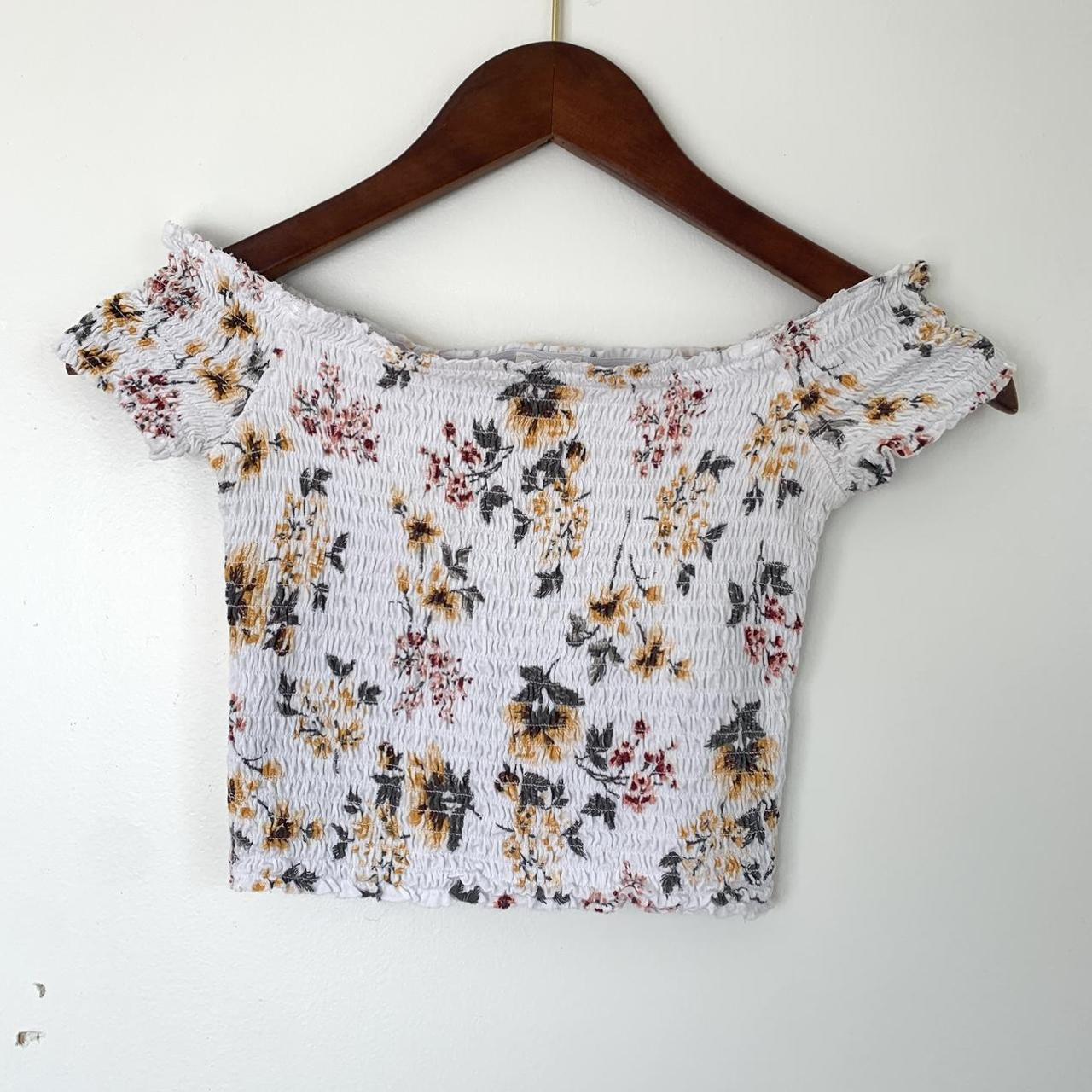 💐SUPER CUTE FLORAL CROPTOP💐 This crop top is... - Depop