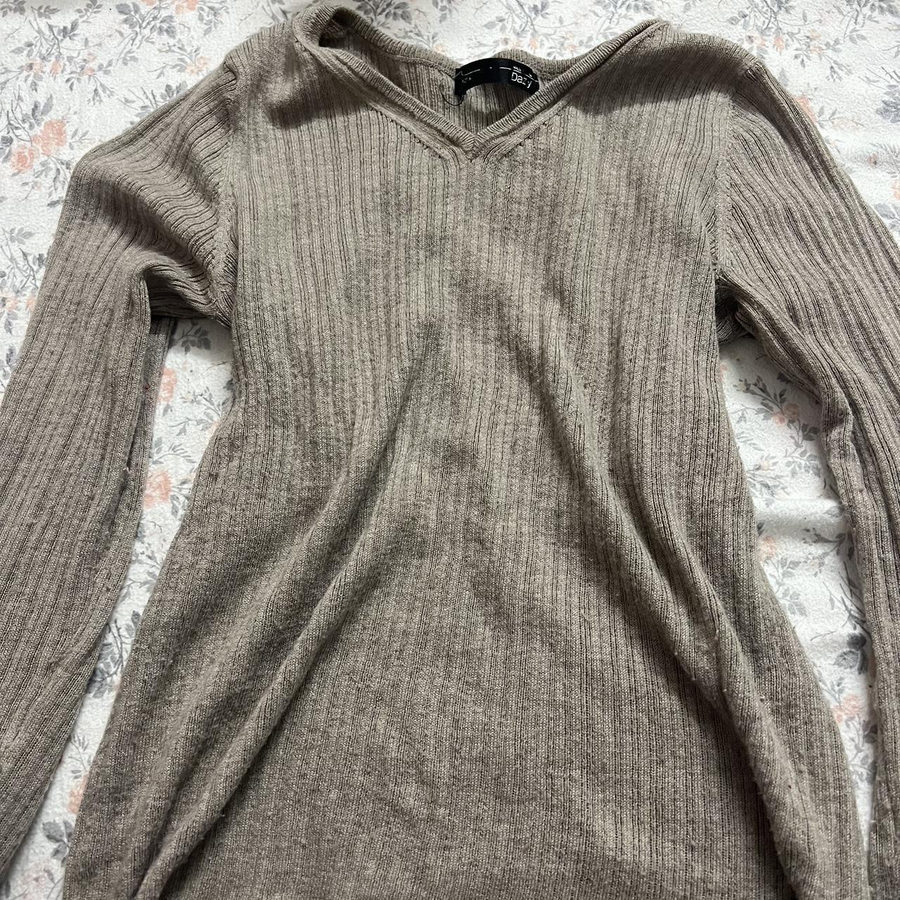 super cute dazy long sleeve top! soft and stretchy - Depop