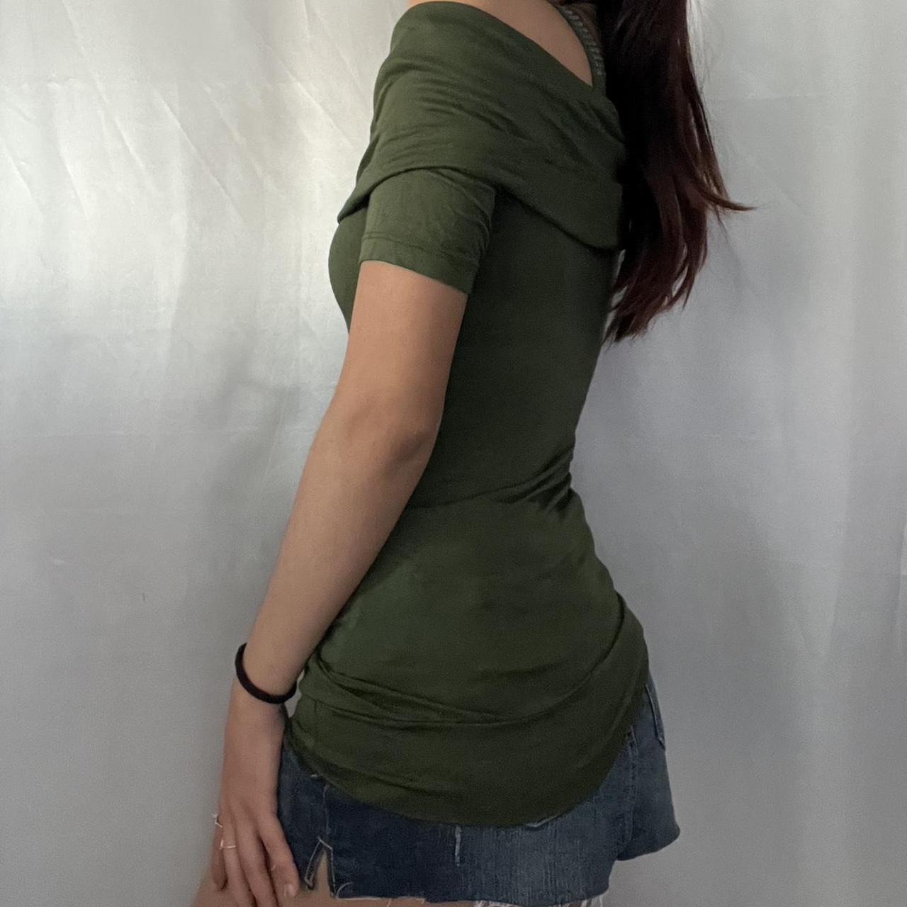 Y2k top nwot 2000s form fitting top size s! can be... - Depop