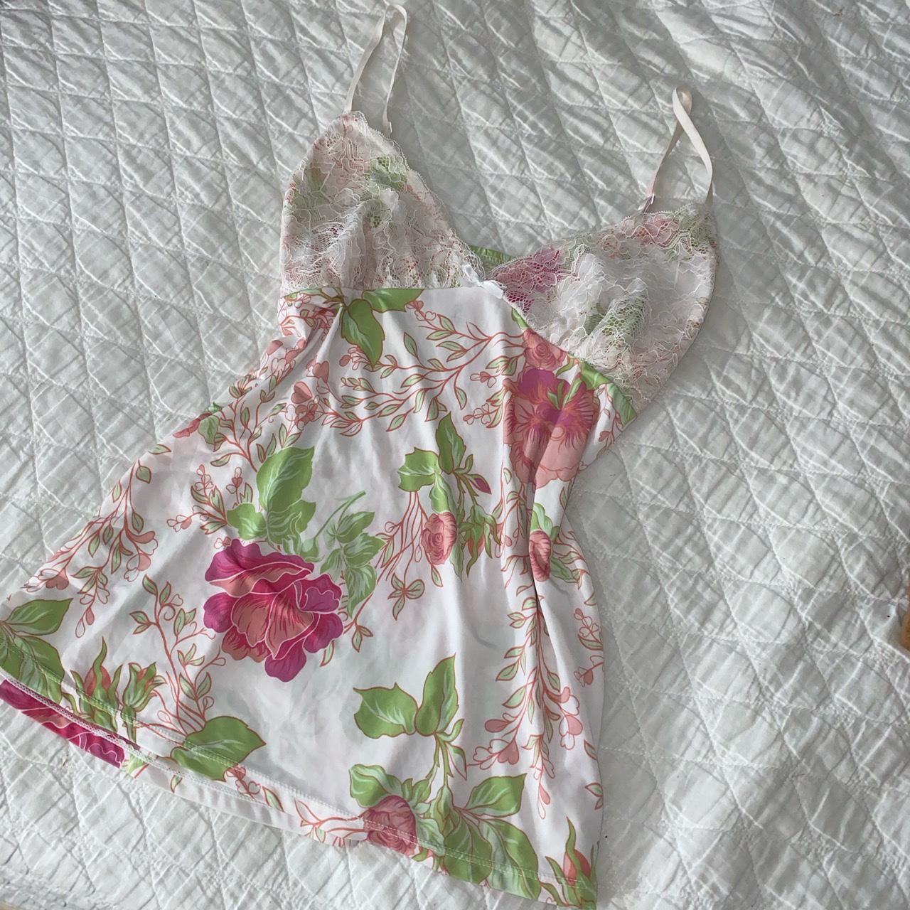 Floral cami 💐🦢 -Size Large -Super cute and dainty... - Depop