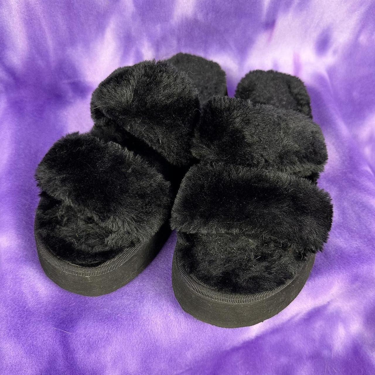 🖤 Black furry platform slides super cute and comfy.... - Depop