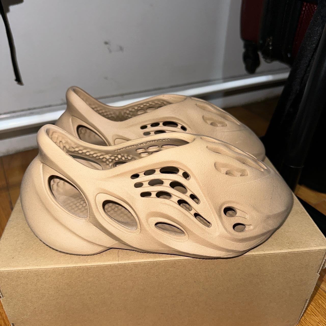 Yeezy Women's Cream and Tan Slides | Depop