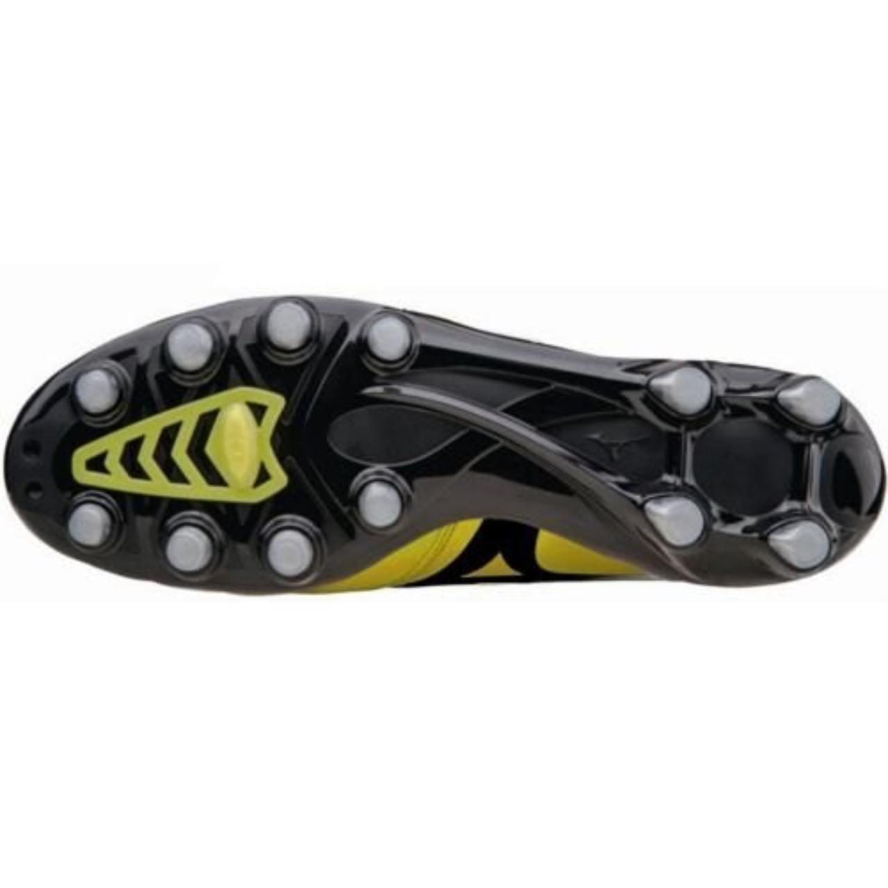 Mizuno Men's Yellow and Black Trainers | Depop