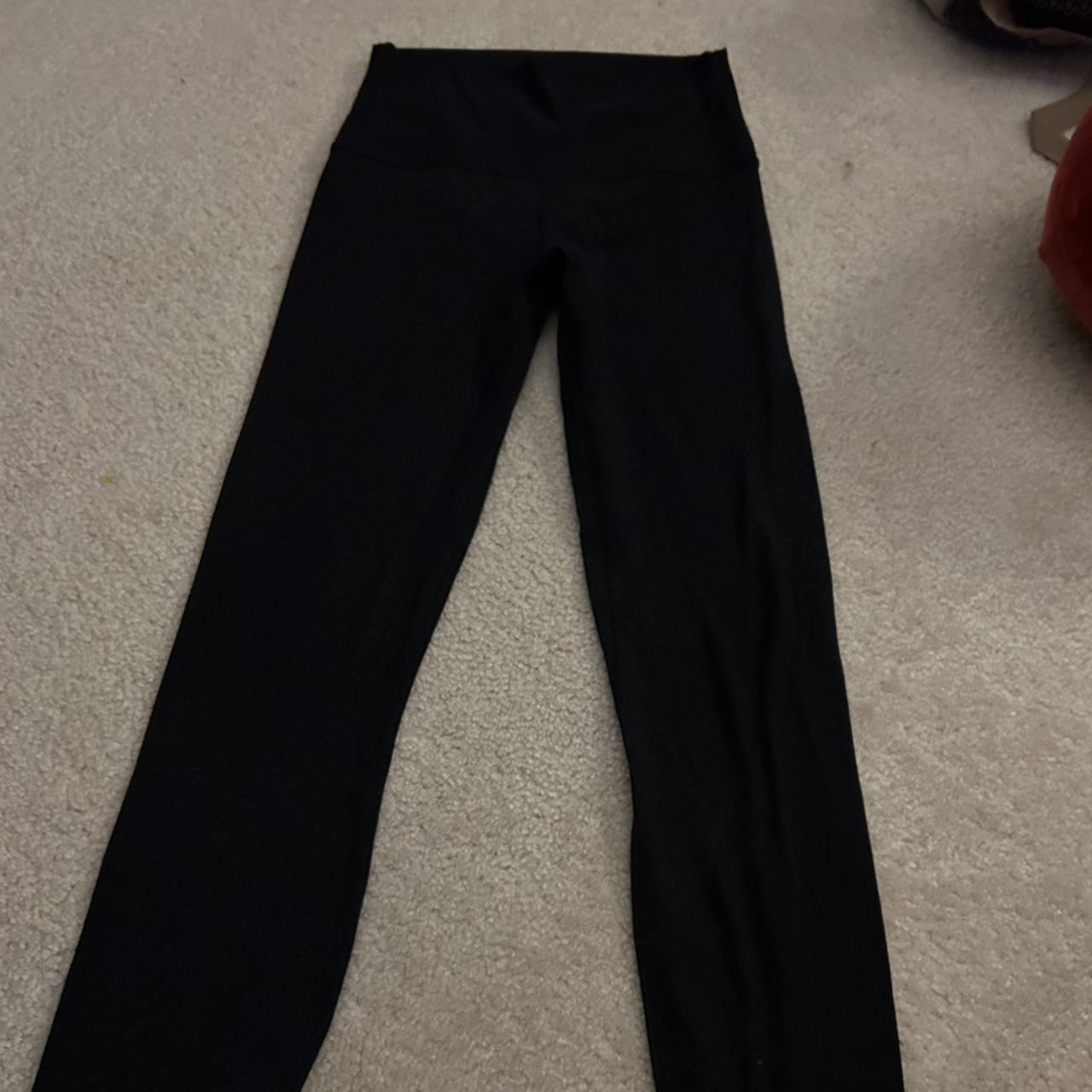 black lululemon leggings with pattern 25” size 4 - Depop
