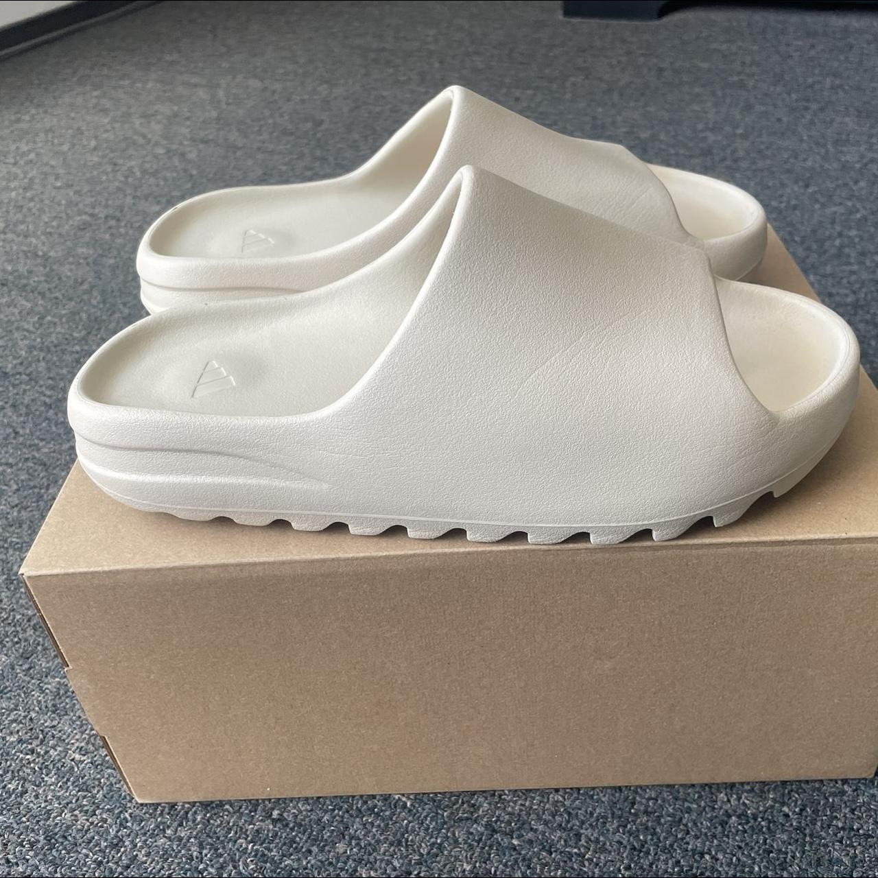 Yeezy Men's Cream Slides | Depop