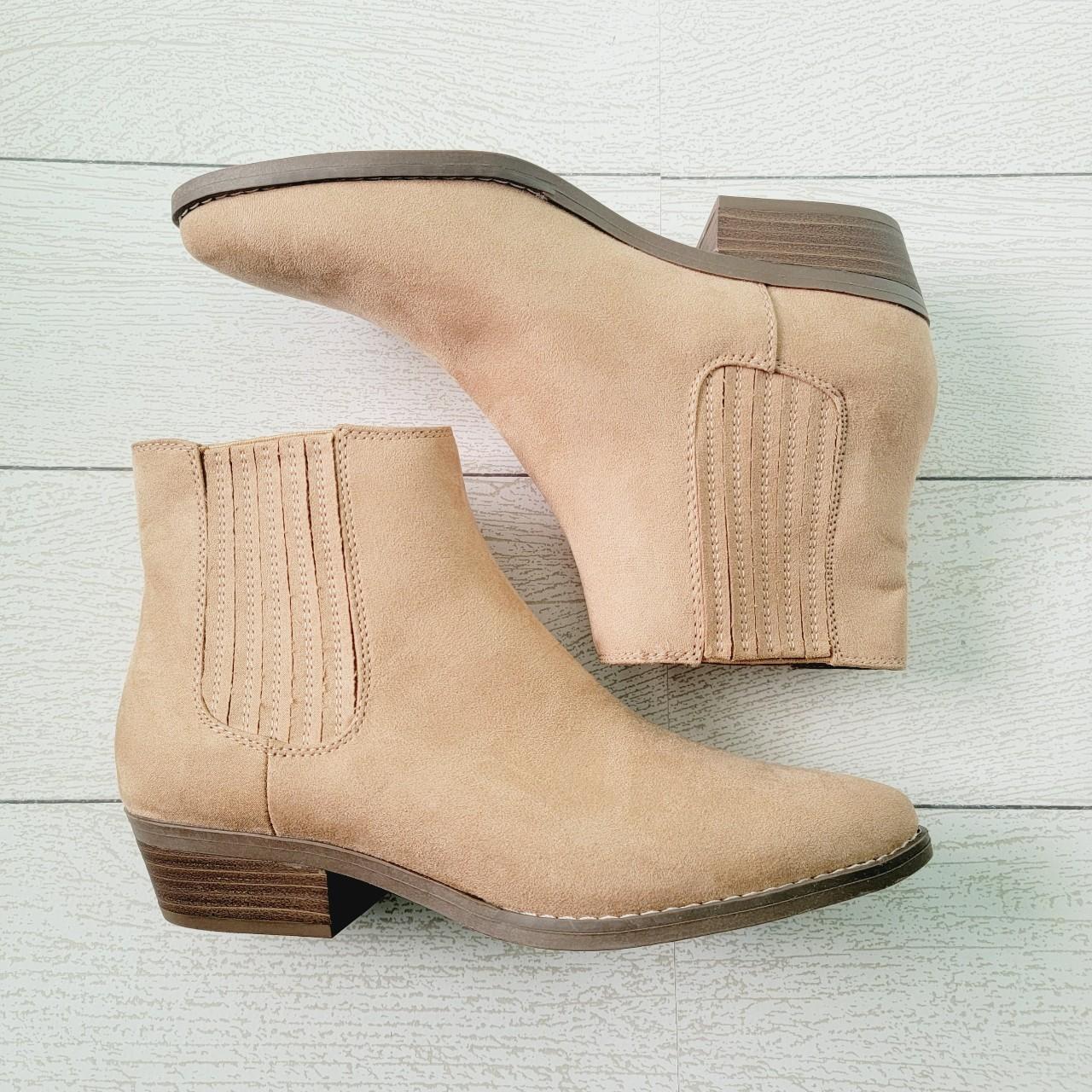Universal Thread Women's Tan Boots | Depop