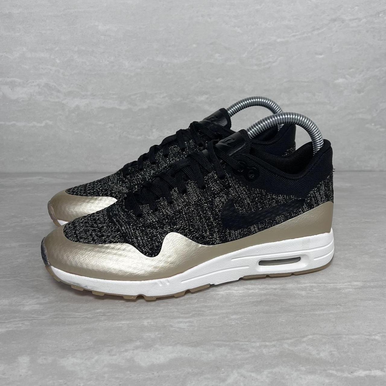 Nike Women's Black and Gold Trainers | Depop