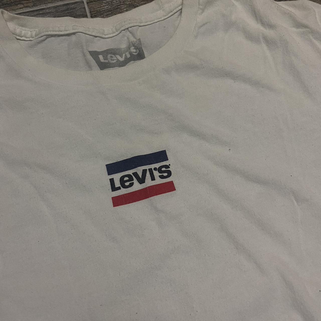 Levi’s logo white tee tagged M fits like a mens S in... - Depop