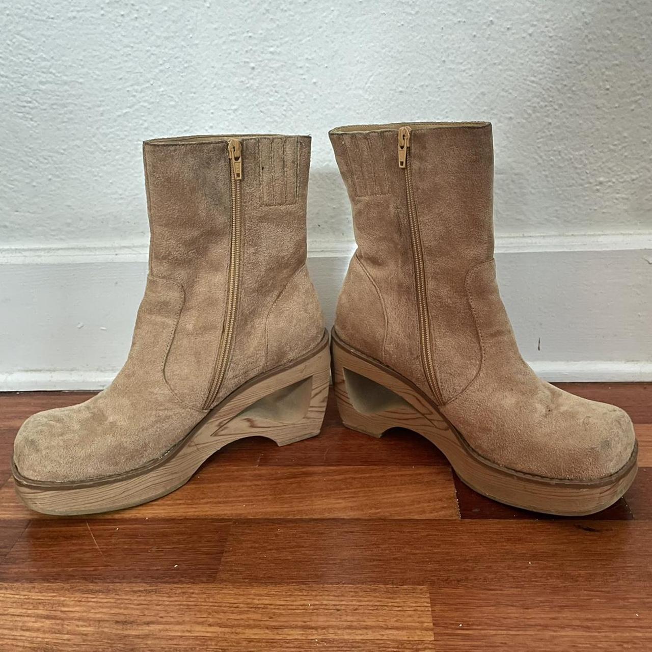 Y2k/ early 2000s camel/tan suede ankle boots with a... - Depop