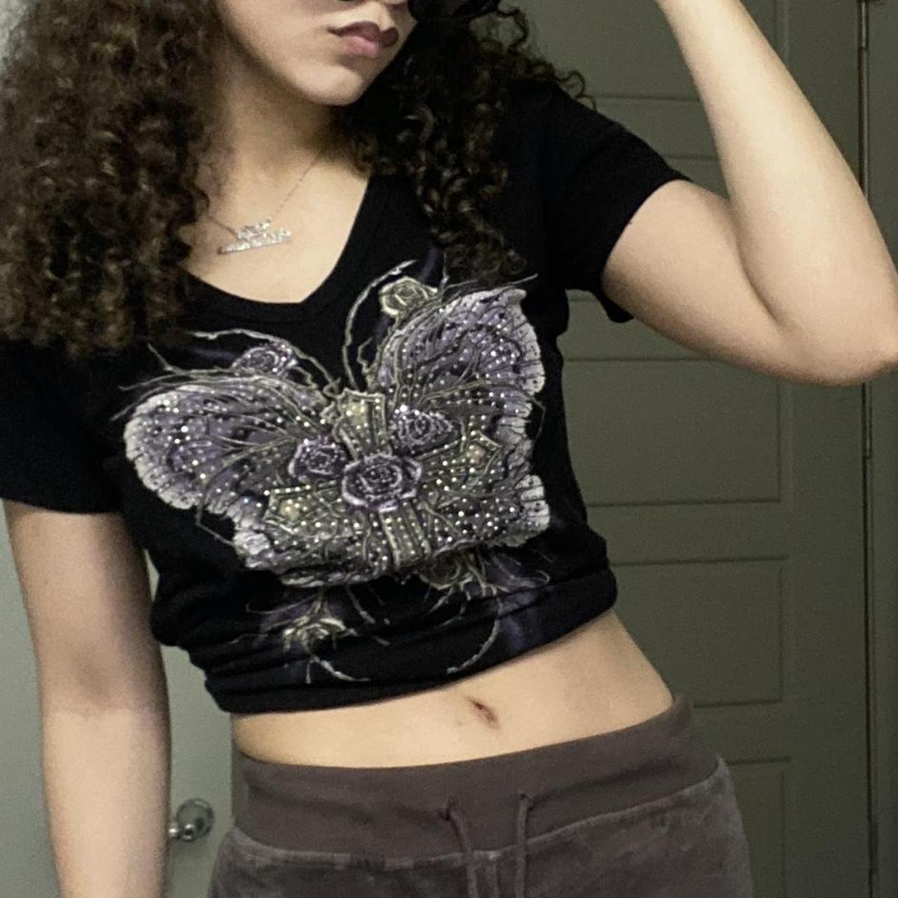 🕸️super cute early 2000’s v neck shirt! 🌹fits like a... - Depop