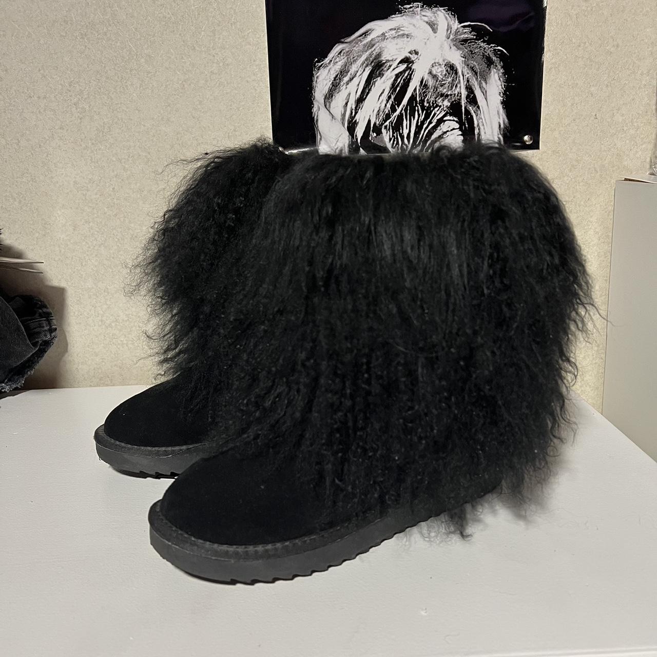 BLACK FUR BOOTS snooki boots!!! my favvvv but i... - Depop