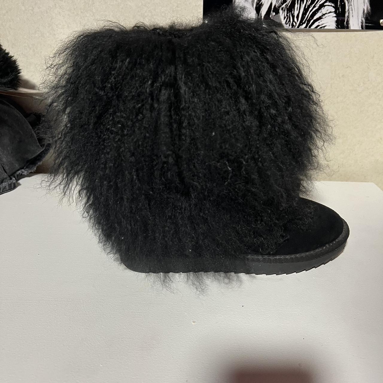 BLACK FUR BOOTS snooki boots!!! my favvvv but i... - Depop